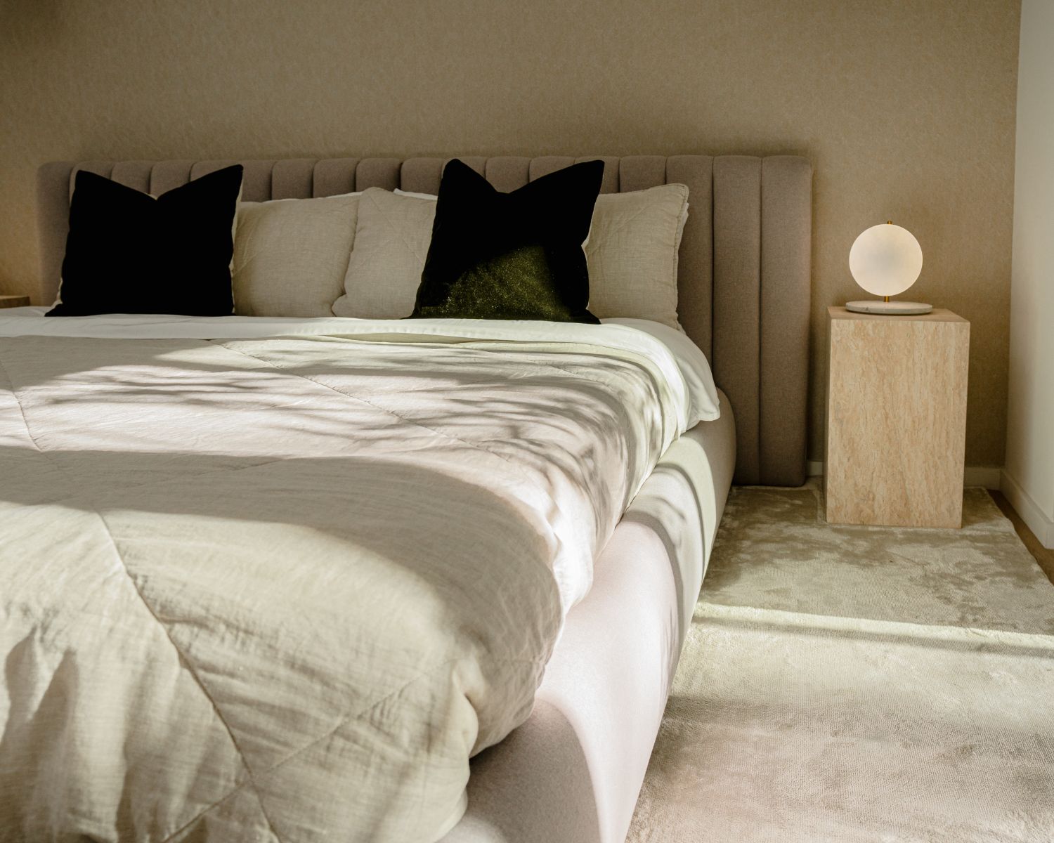 How to Match Nightstands With Bedroom Décor? Expert Tips & Tricks ...